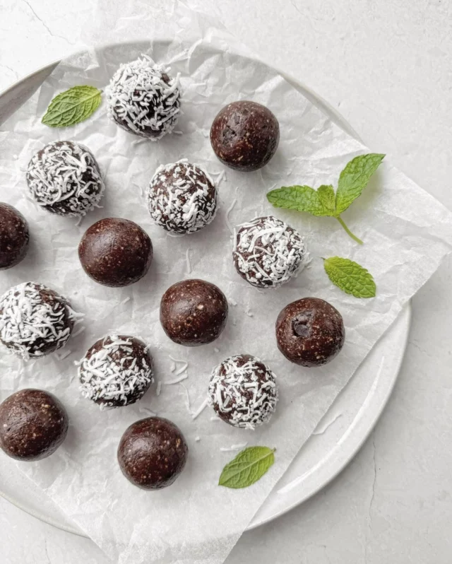 Hummus & Vegetable Stick Snack Jars - Nourish & Tempt